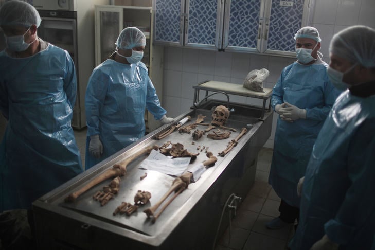 What does a forensic anthropologist do?